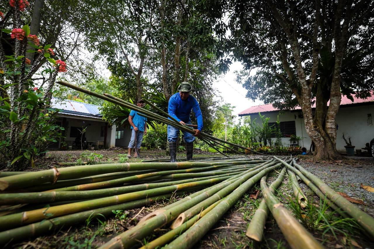 Dulu Guna Paip PVC, Sekarang Pakai Buluh Je Gantung Bendera! Pembekal ...